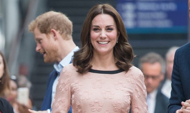 Kate Middleton ruba la scena alla Regina Elisabetta: ecco cos'è successo